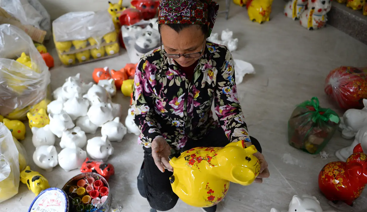 FOTO: Kesibukan Perajin Patung Babi Jelang Imlek di Vietnam - Foto ...