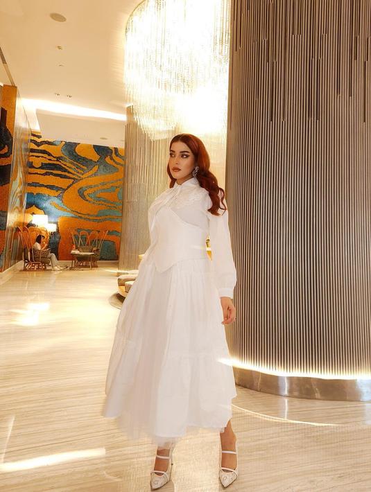 Pesona Ibu Peri dari Tasya Farasya dengan Outfit Serba Putih dan ...