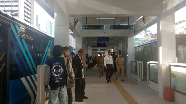 Dibuka Kembali, Ini Wajah Baru Halte Transjakarta Bundaran HI - News ...