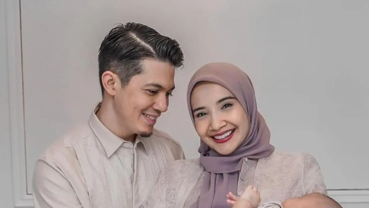 Zaskia Sungkar Menyusui Anak Adopsinya Meski Tanpa Hamil dengan Program ...
