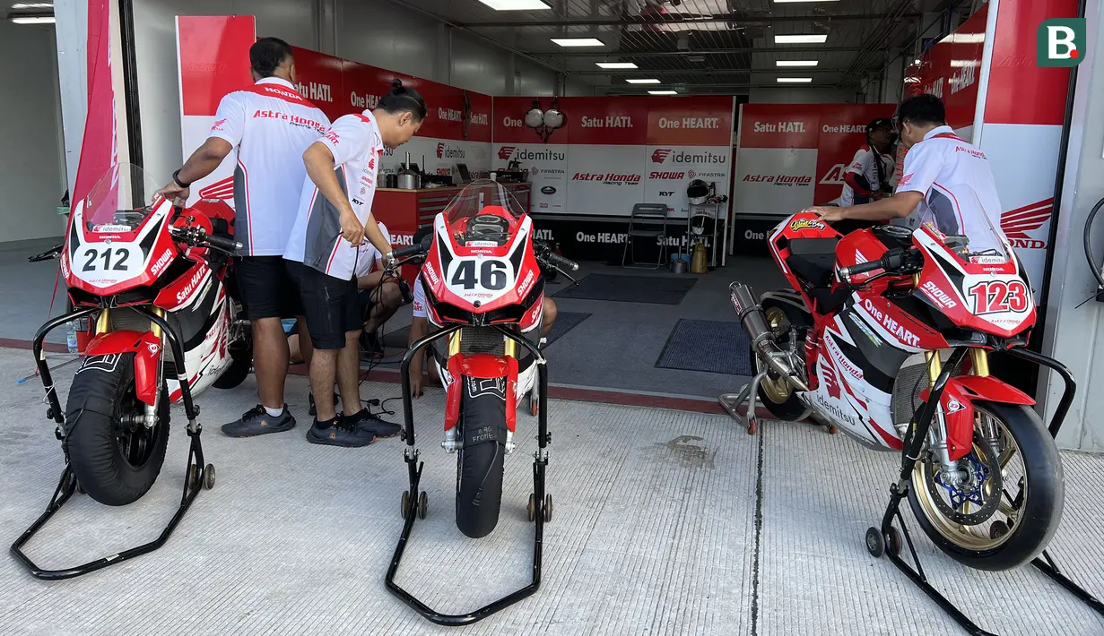 Foto: Kesibukan di Paddock Astra Honda Racing Team, Persiapan Maksimal untuk Raih Hasil Terbaik ...