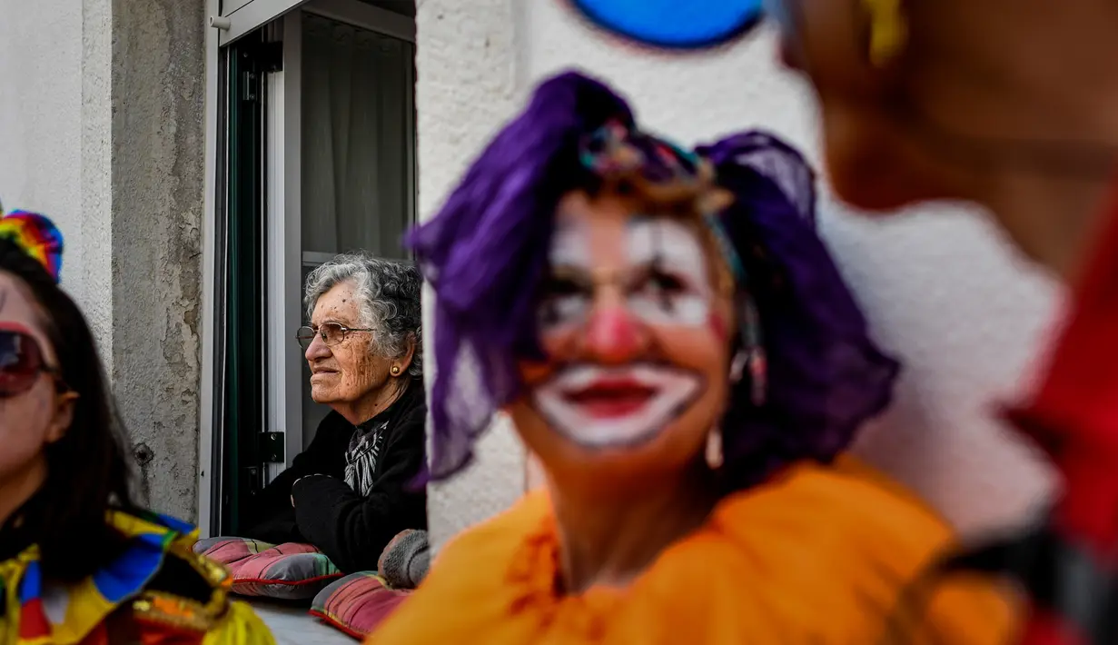 FOTO: Warna-warni Badut Merayakan Parade di Portugal - Foto Liputan6.com