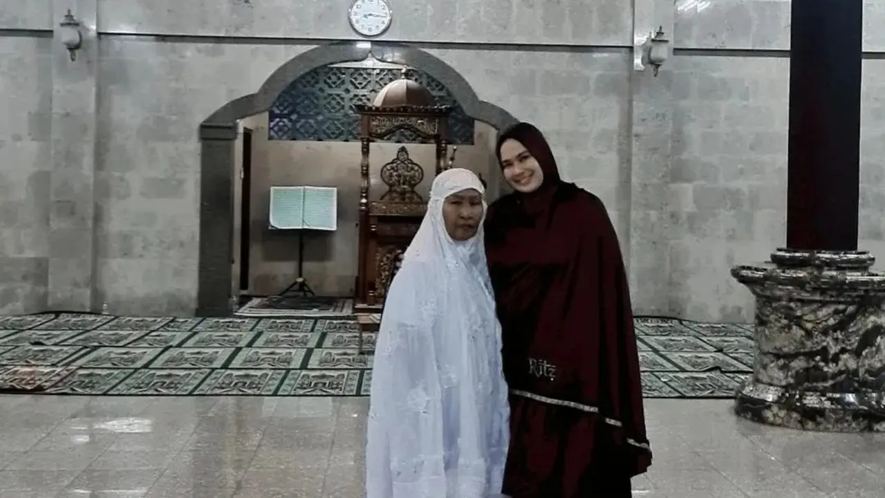 Cathrine Wilson Unggah Foto Berhijab, Sukses Bikin Pangling - Entertainment Fimela.com