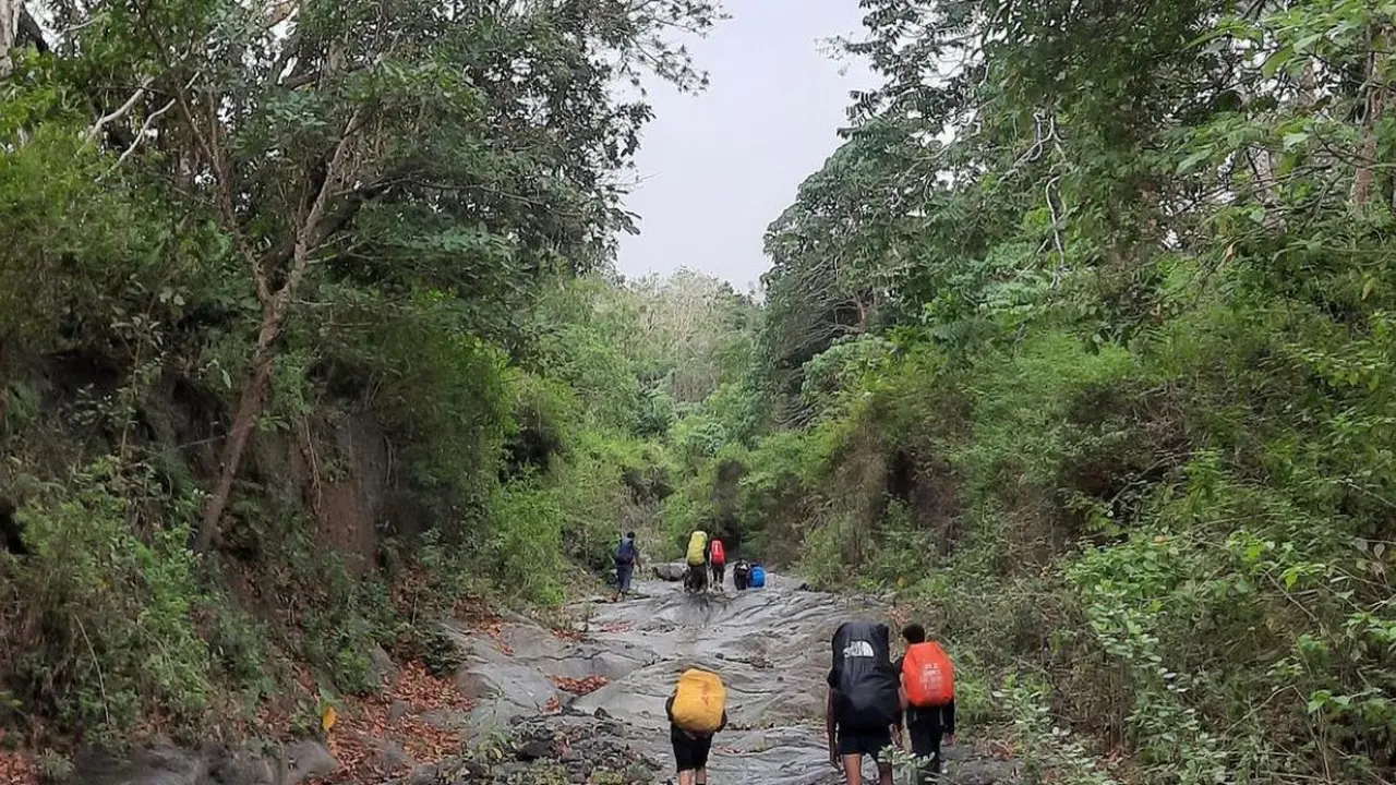 6 Fakta Menarik Gunung Sangeang Api yang Memiliki 2 Kerucut Vulkanik ...