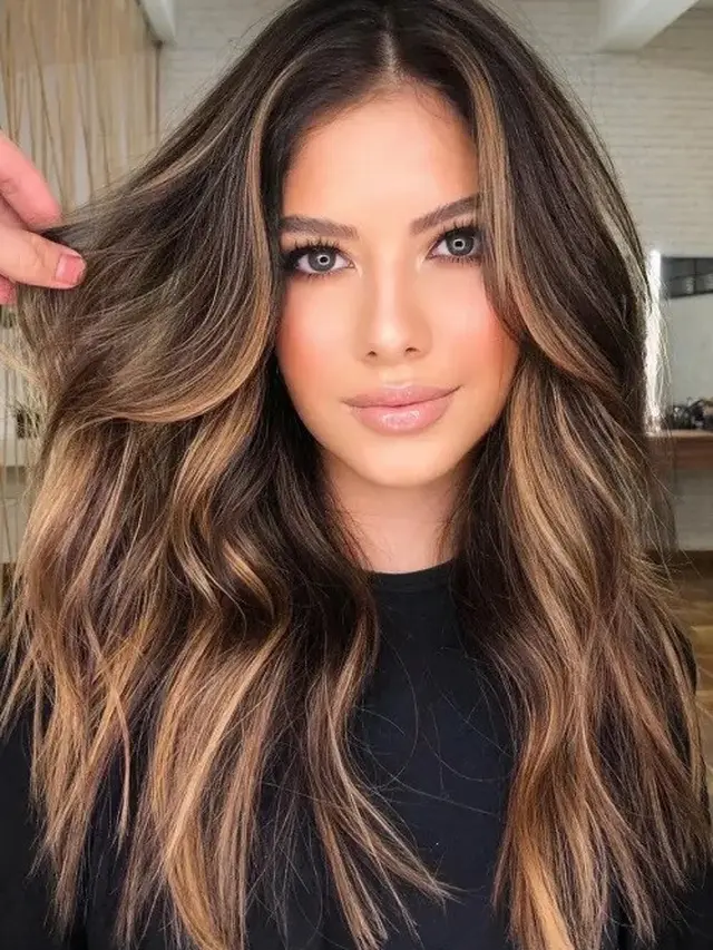 10 Kombinasi Highlight yang Bikin Rambut Hitam Kamu Makin Chic di Usia ...