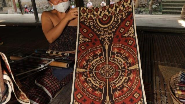 Mengintip Indahnya Kain Tenun Gringsing Khas Desa Wisata Tenganan - Regional Liputan6.com