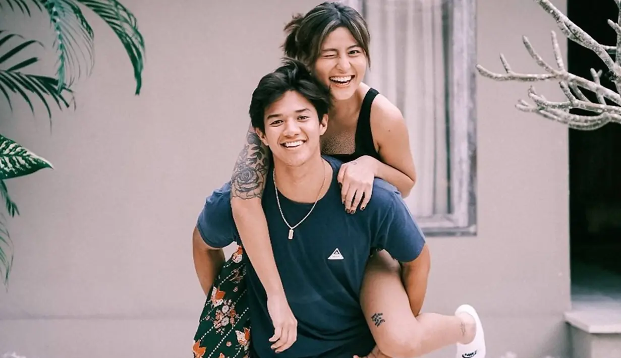 Selain di Paha, Ini Potret Awkarin Tampil Keren saat Ekspose Tatonya ...