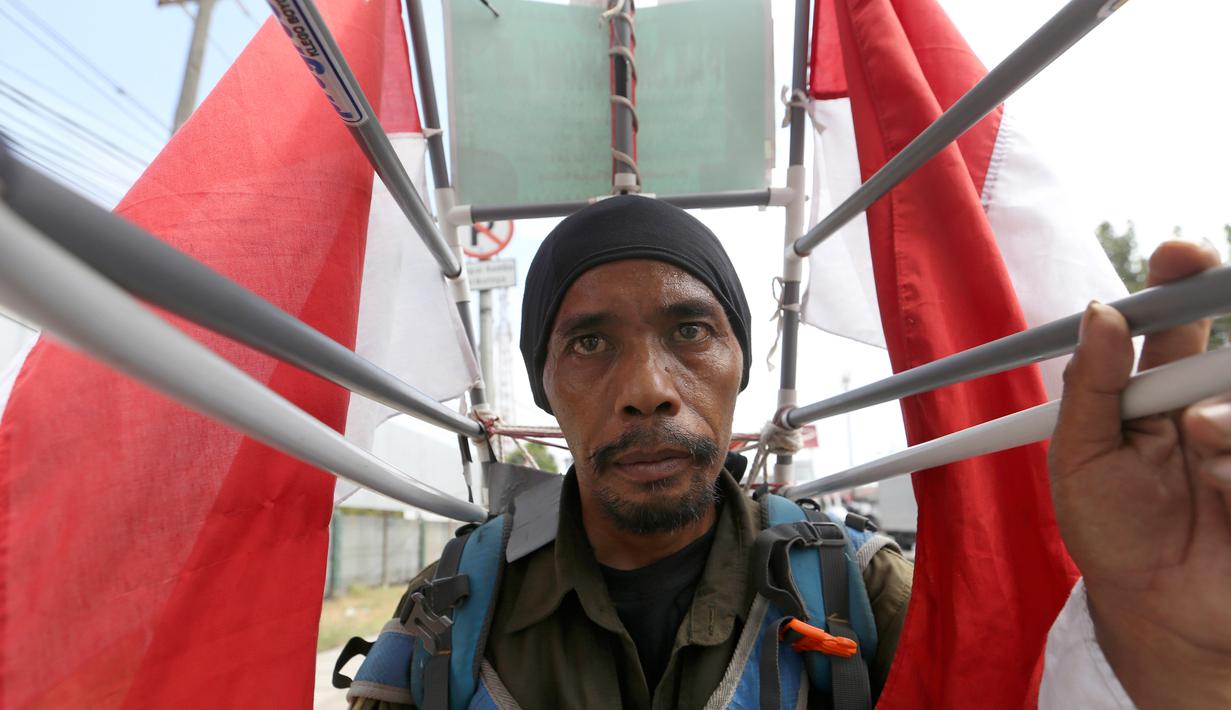 FOTO: Aksi Jalan Mundur Pria Asal Tulungagung Tiba di Bekasi - Foto ...