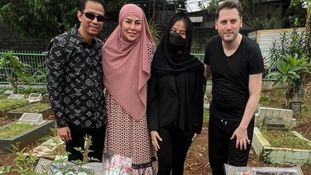 5 Potret Doddy Soedrajat dan Mayang Ziarah ke Makam Vanessa Angel dan Bibi Ardiansyah - Hot ...
