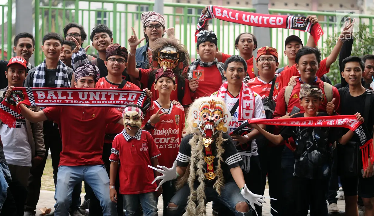 Kenakan Topeng, Suporter Bali United Meriahkan Stadion Patriot - Foto ...