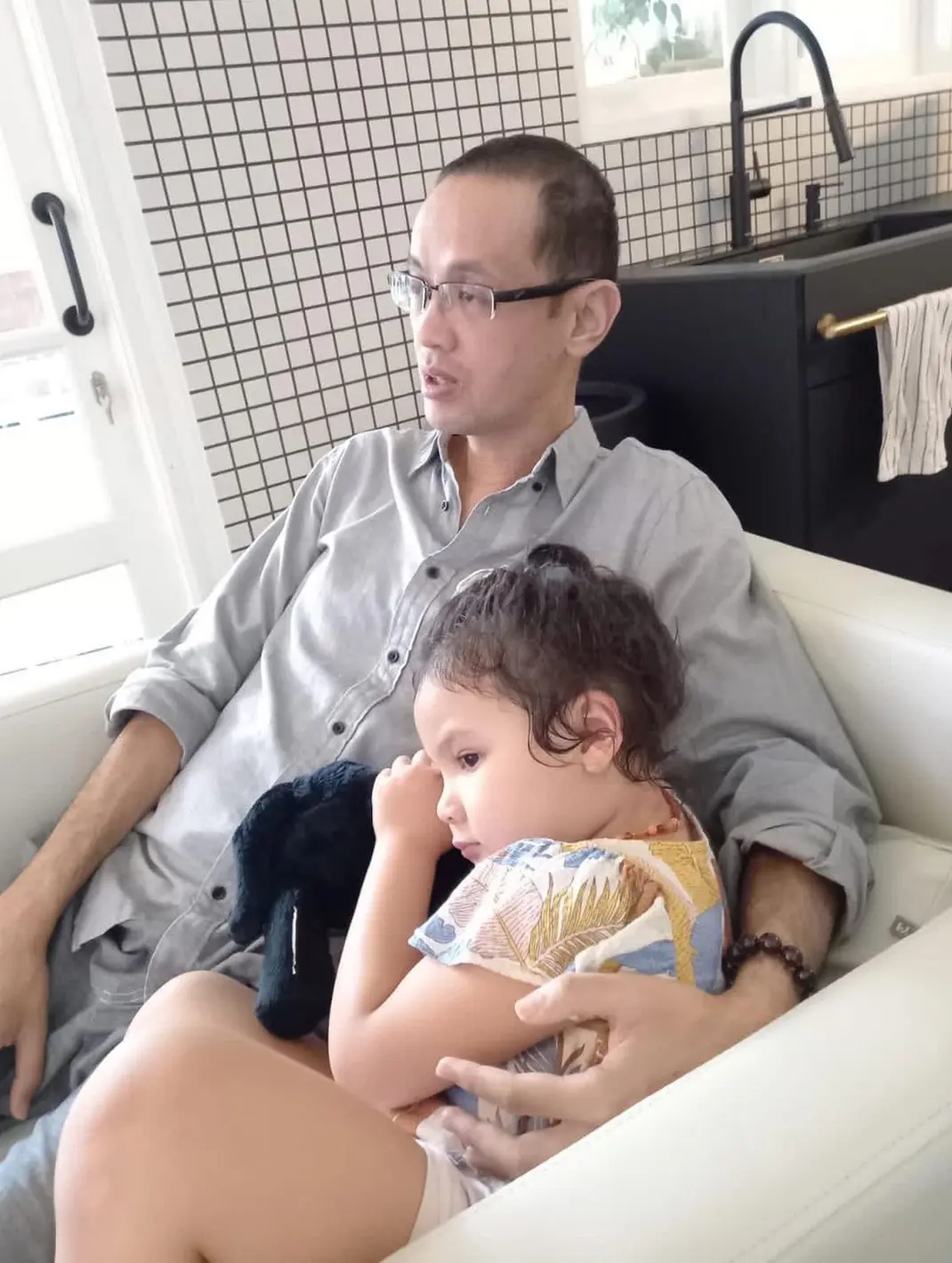 Kedekatan Mendiang Reza Gunawan Suami Dewi Lestari dengan Putri Sharena ...