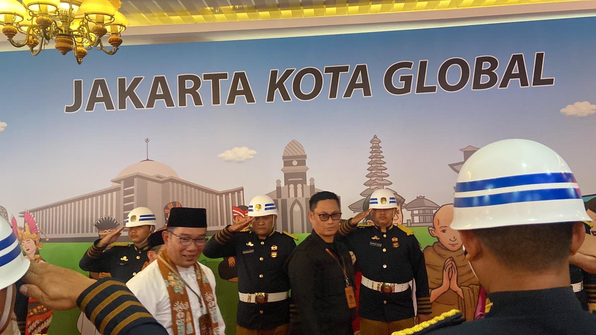 Ridwan Kamil-Suswono Tebar Senyuman Saat Tiba di KPU Jakarta