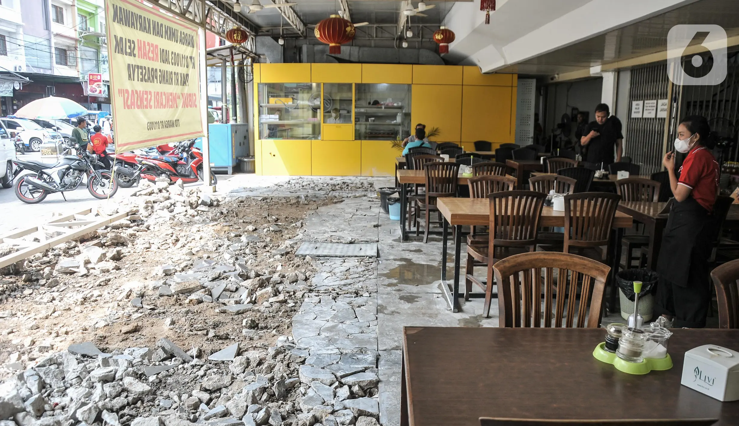 Makan Badan Jalan, Ruko di Pluit Dibongkar - Foto Liputan6.com