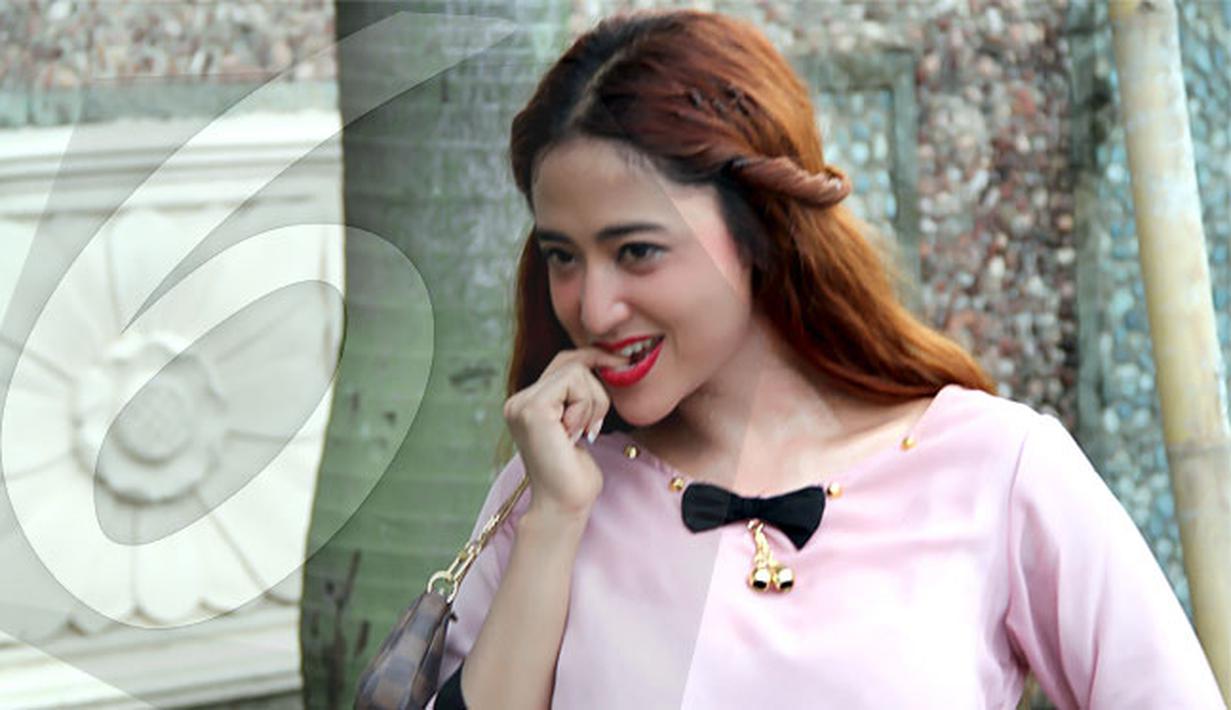 Foto Seksi Dewi Perssik Foto