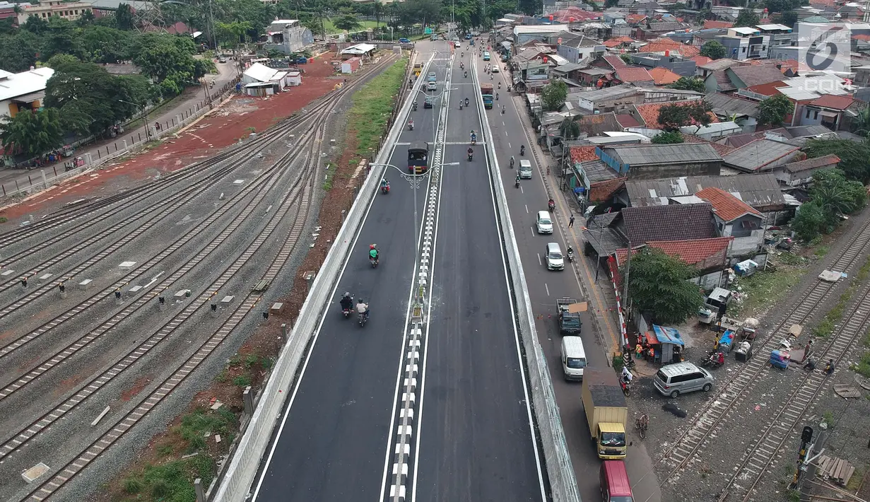 FOTO: Dibuka untuk Umum, Begini Suasana Uji Coba Flyover Cipinang Lontar - Foto Liputan6.com