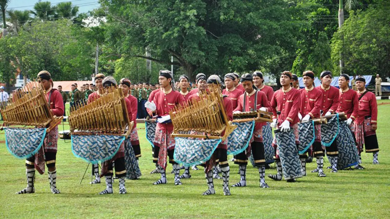 Sambut Pagi, Muda Mudi Kota Santri Mainkan Angklung dan Tari Sodo ...