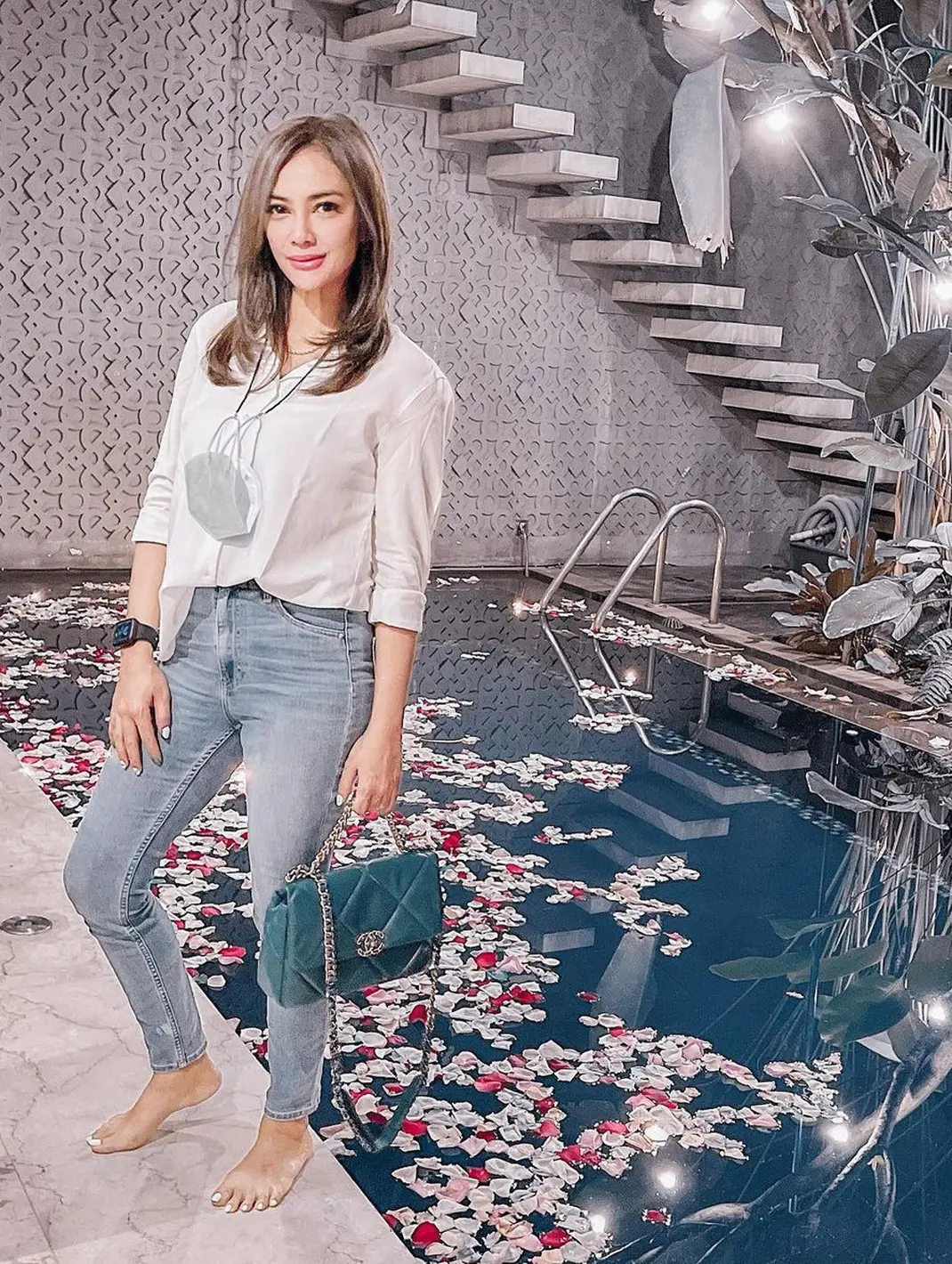 6 OOTD Masayu Anastasia, Pakai Jeans Tampil Cantik dengan Mudah