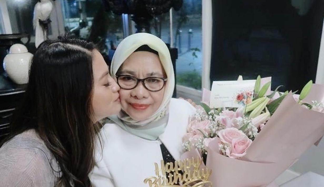 Tak Bisa Mendampingi, Rini Yulianti Ikuti Perkembangan Ibunda Melalui Video Call - Photo Fimela.com