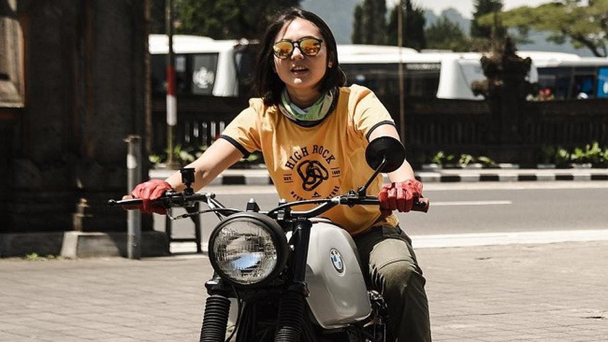 Gaya Poppy Sovia dan 4 Artis Cantik bersama Motor Besarnya ...