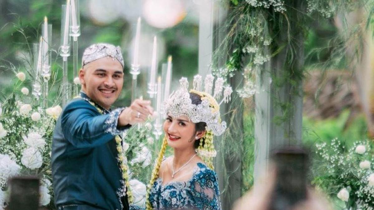 6 Pesona Anggun Bintang FTV Debi Sagita Dibalut Kebaya dan Siger Sunda, Resmi Menikah dengan ...