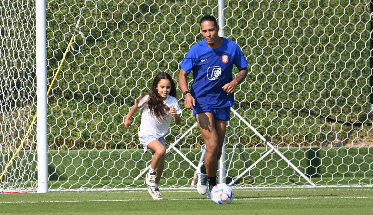 Momen Virgil van Dijk Bermain dengan Anak-anaknya Usai Sesi Latihan ...