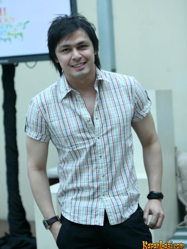 7 Potret Transformasi Thomas Djorghi, Memesona Hingga Usia 50 Tahun ...