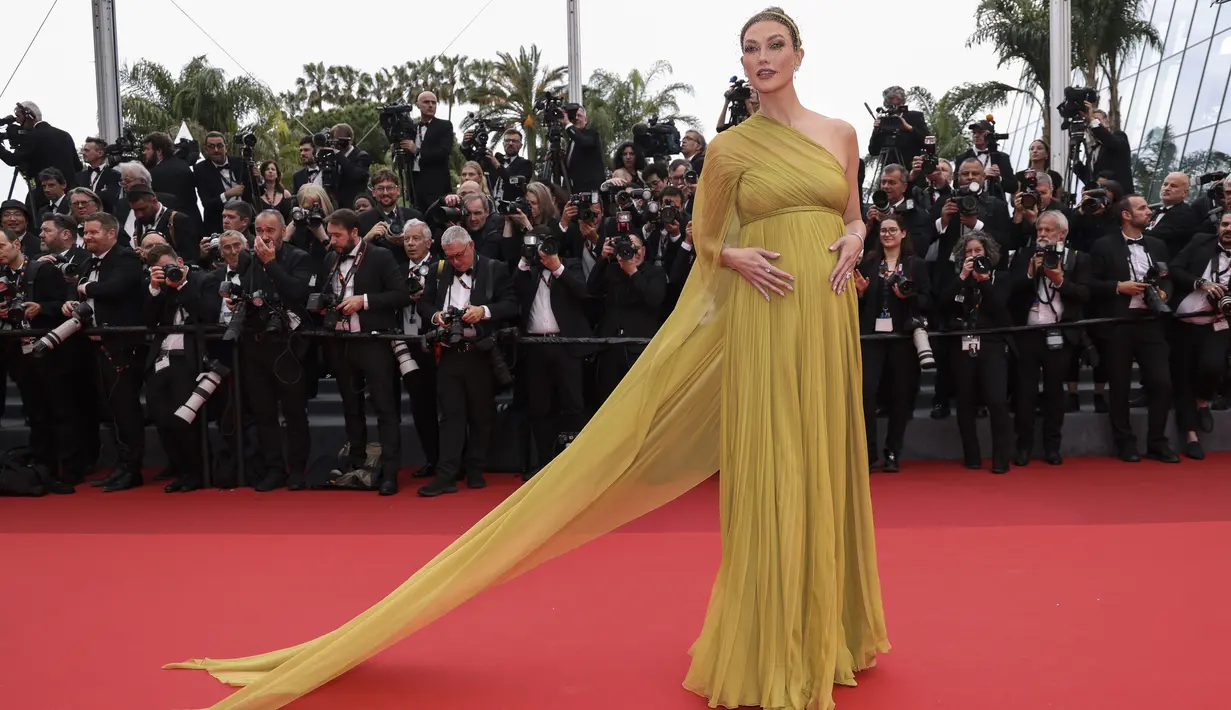 Kenakan Gaun Emas Dior, Karlie Kloss Tampil Bak Dewi Yunani di Festival ...