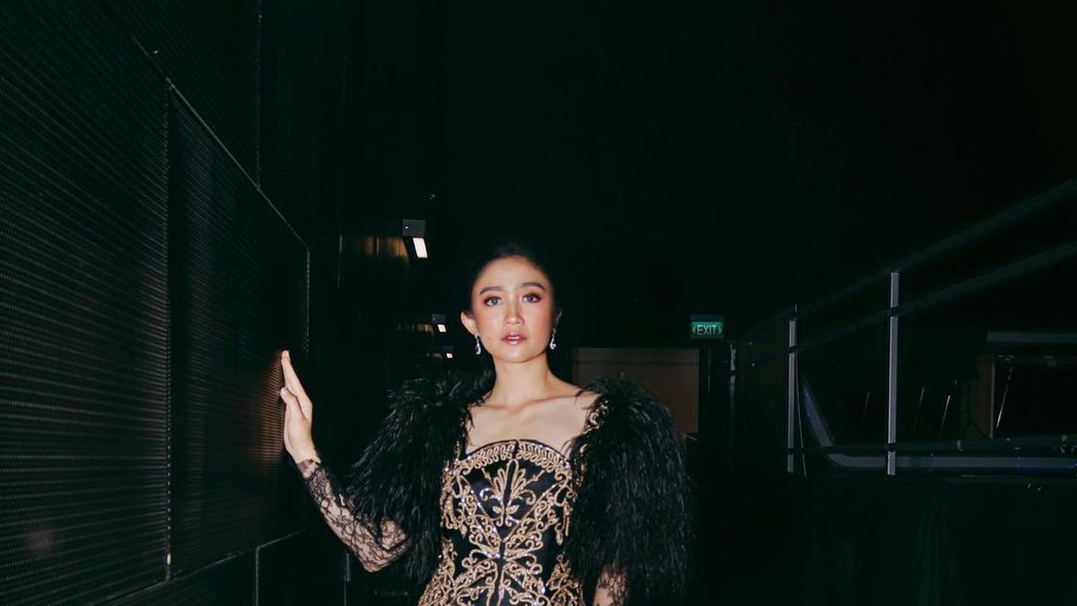 Potret Febby Rastanty Pakai Gaun Kebaya, Tampil Elegan - Foto Liputan6.com