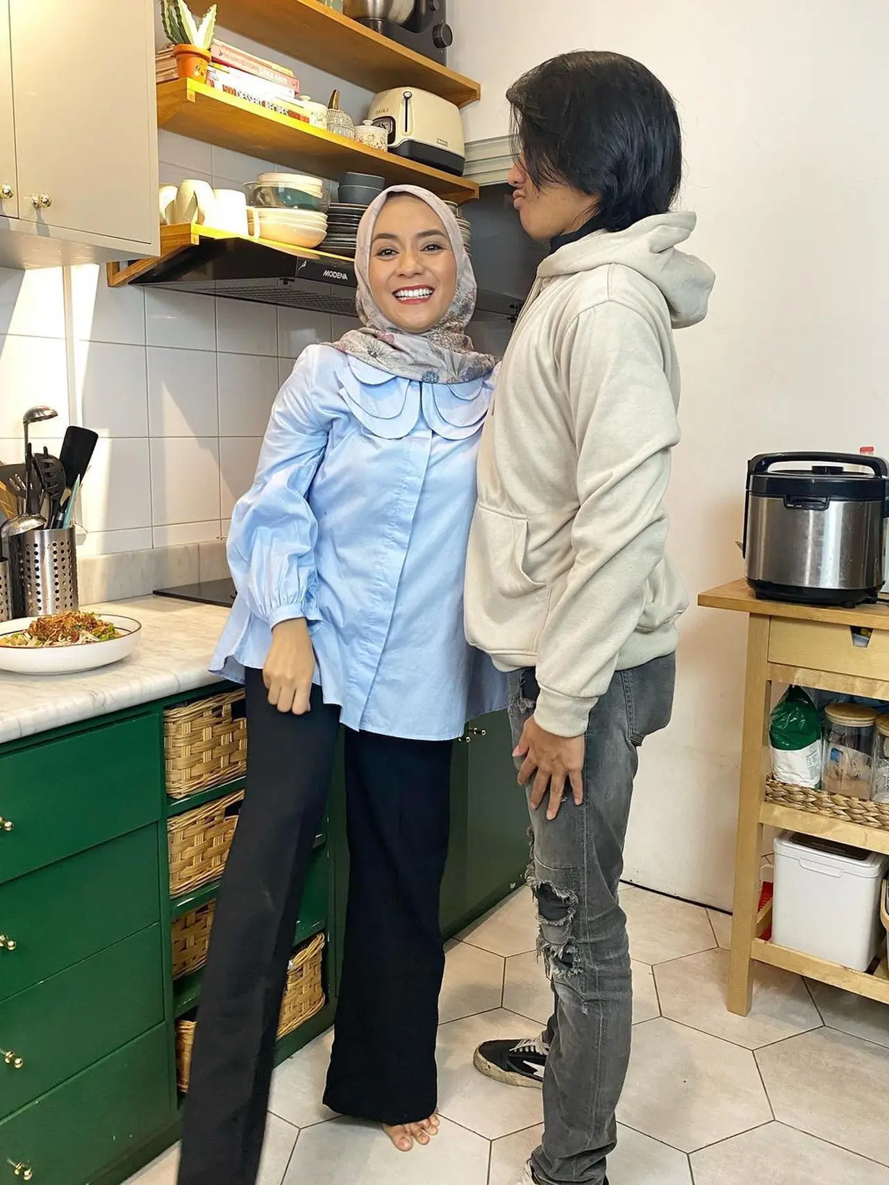 7 Potret Bumi Pradipta Berambut Gondrong Bareng Enno Lerian, Bak Kakak Adik - Hot Liputan6.com