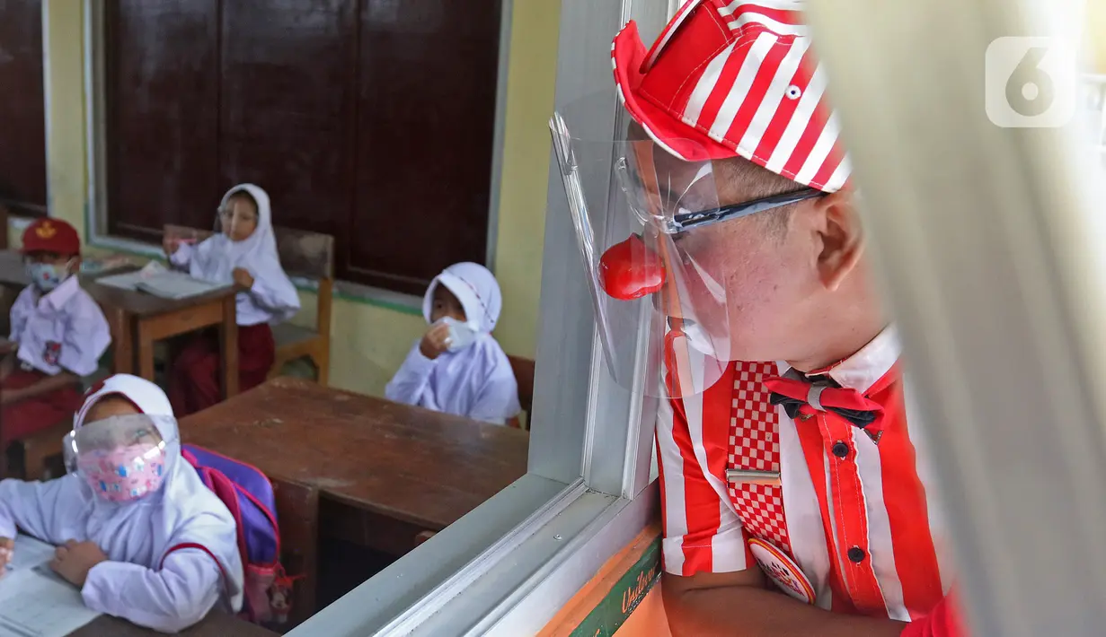 FOTO: Aksi Badut Kampanyekan Pakai Masker untuk Siswa Sekolah - Foto ...