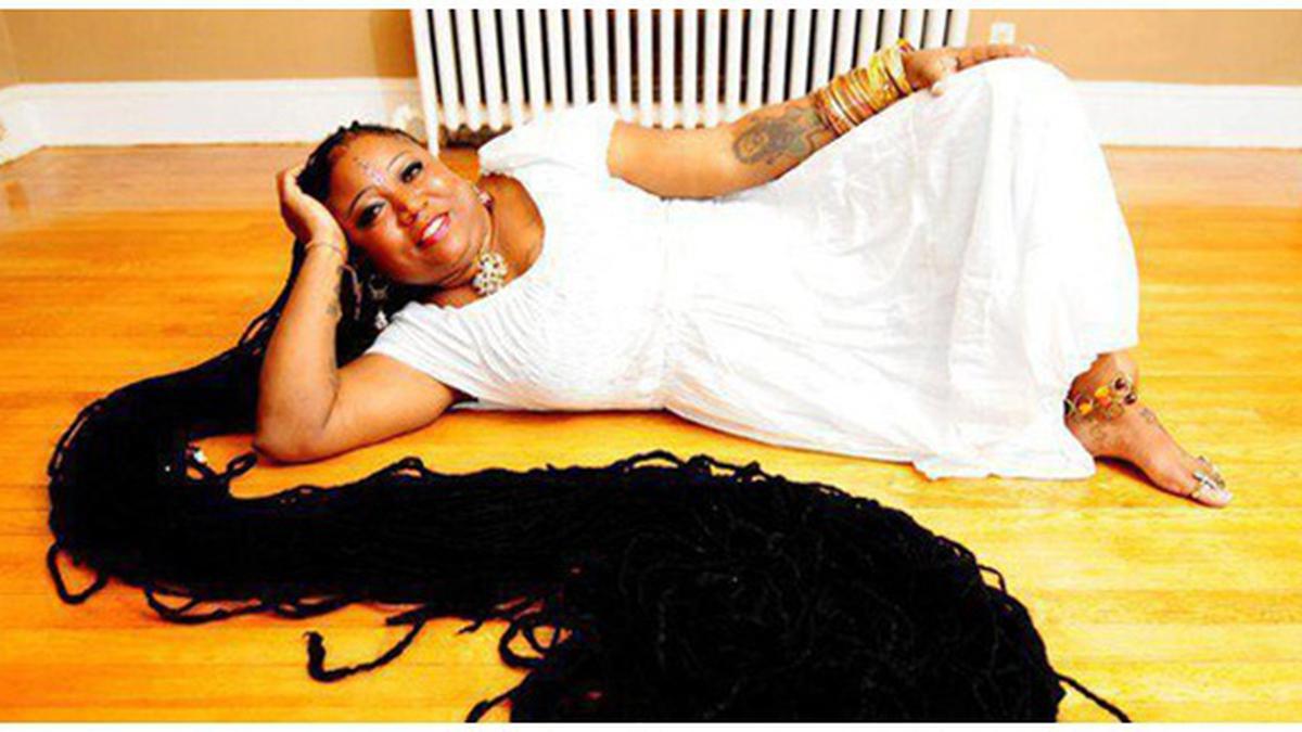 Rambut Gimbal Terpanjang Si Cantik Asha Mandela