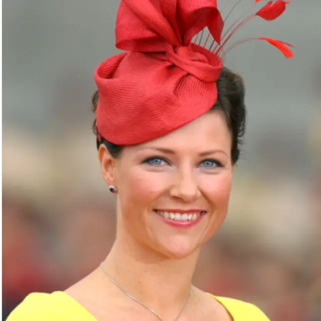 Desainnya Unik, 6 Bentuk Topi Wanita Kerajaan di Berbagai Negara Ini ...