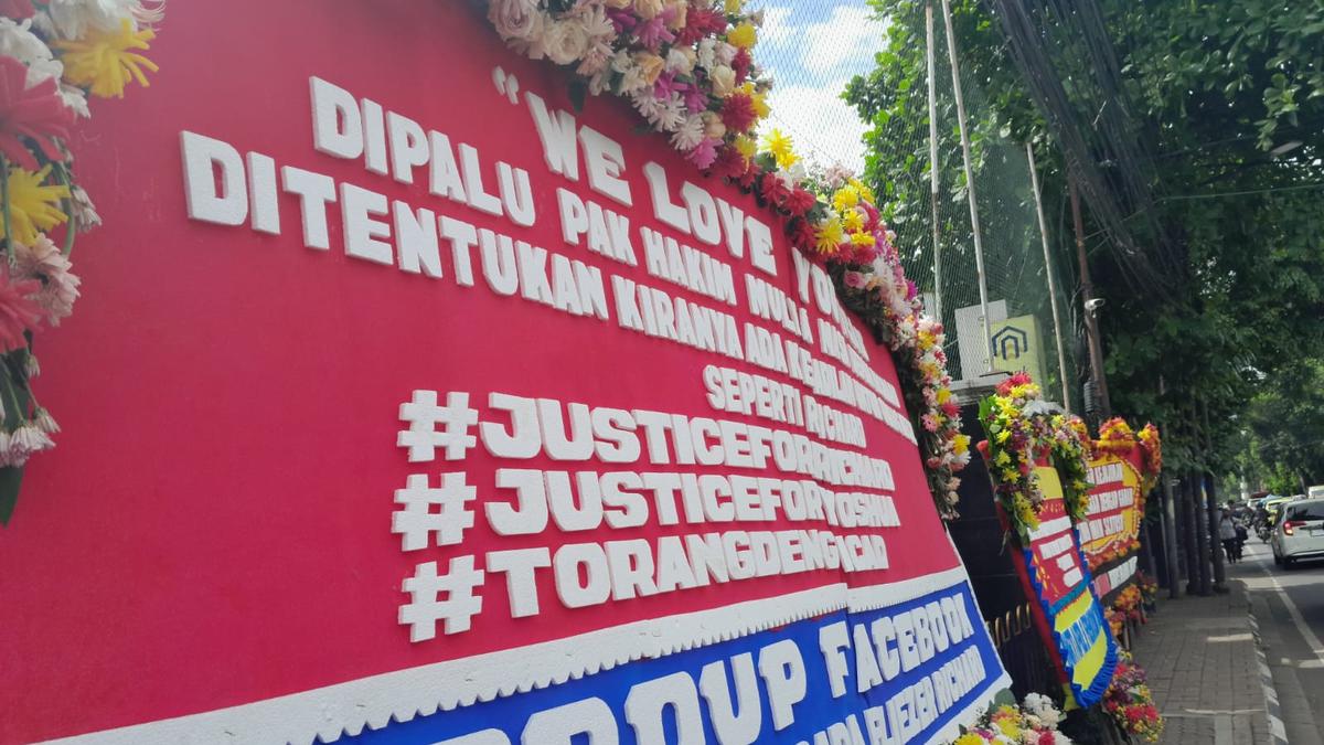Jelang Vonis, Karangan Bunga Berisi Dukungan untuk Richard Eliezer ...