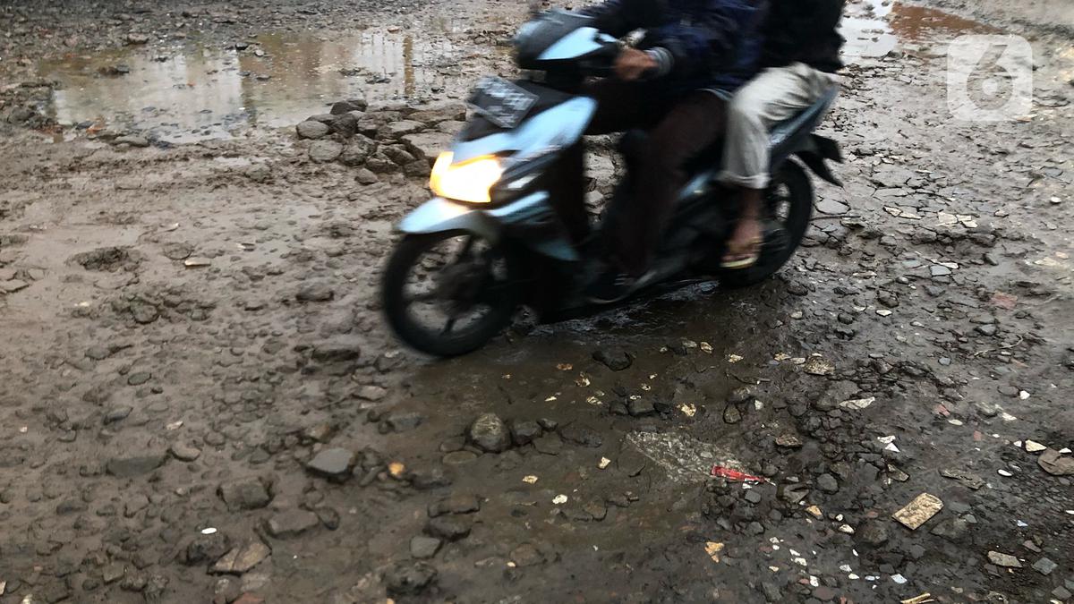 FOTO: Bertahun-tahun Tidak Diperbaiki, Jalan Rusak di Depok Ini Kian Terbengkalai - Foto ...
