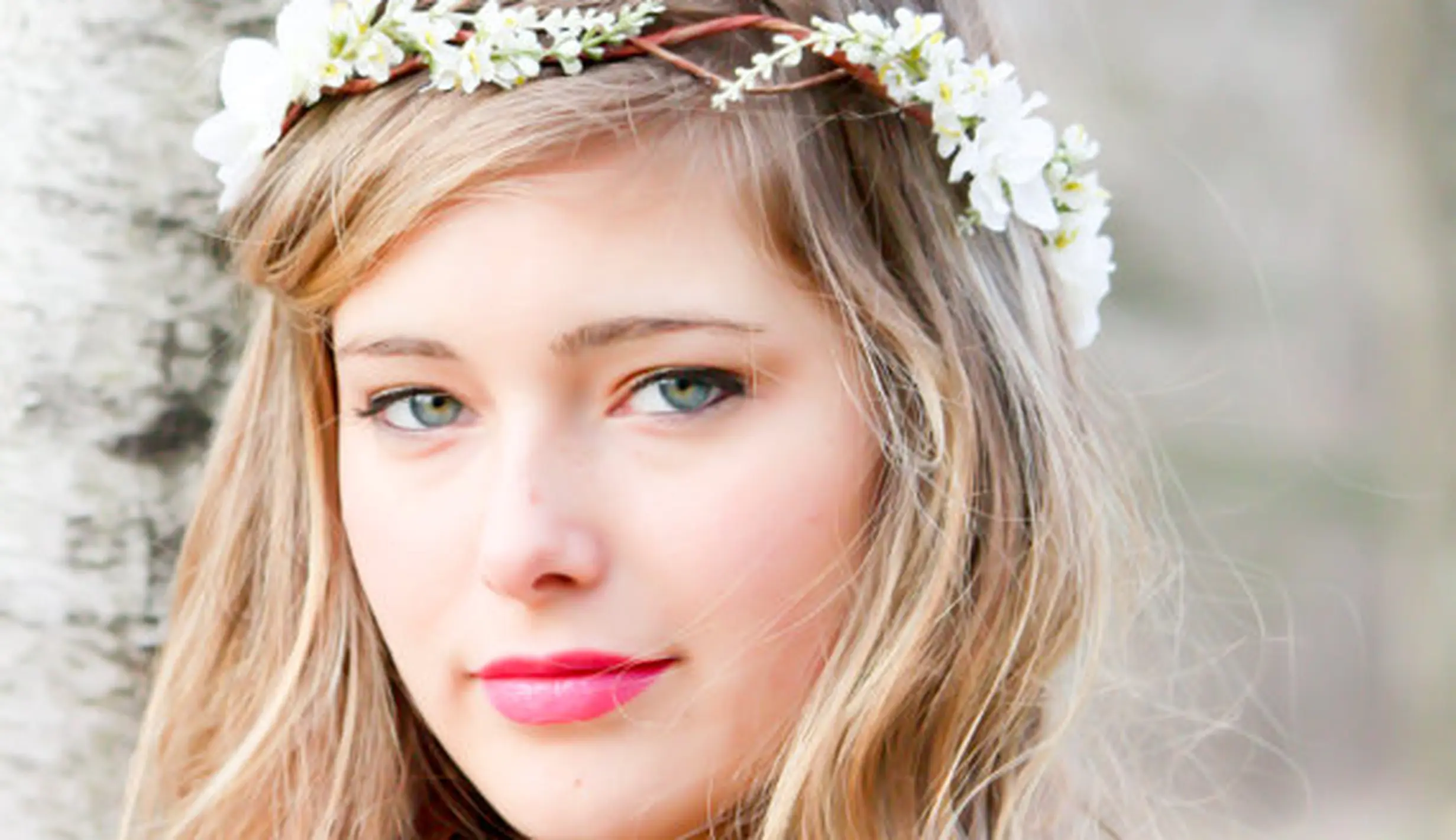 10 Aksesoris Rambut Bentuk Bunga Yang Feminin - Photo Fimela.com