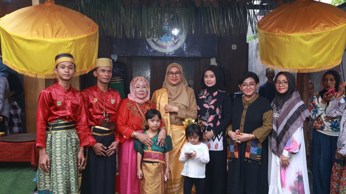 Bupati Ipuk Fiestiandani Menerima Gelar 'Daeng Malolo' dari Masyarakat ...