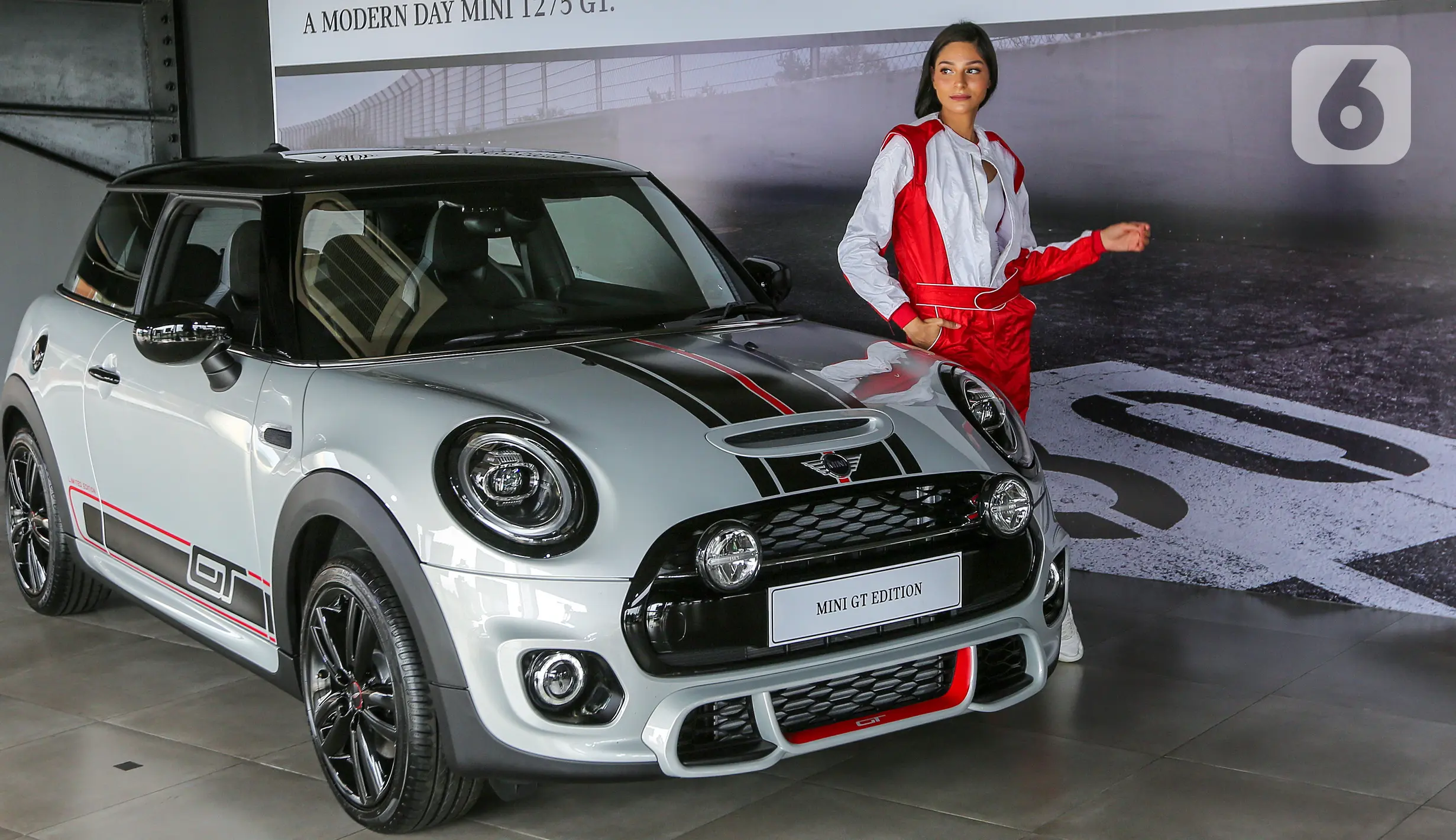FOTO: Pose Model saat Peluncuran MINI GT Edition - Foto Liputan6.com