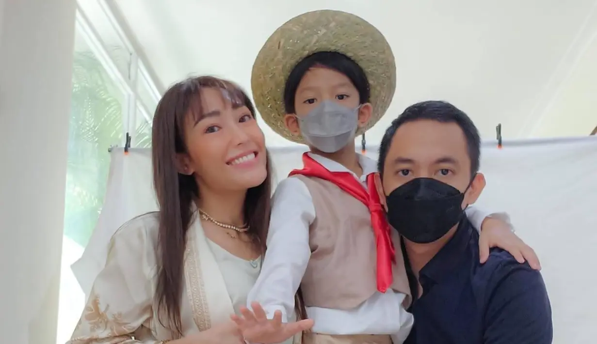 Potret Kompak Ayu Dewi dan Regi Datau Temani Anak di Acara Sekolah ...