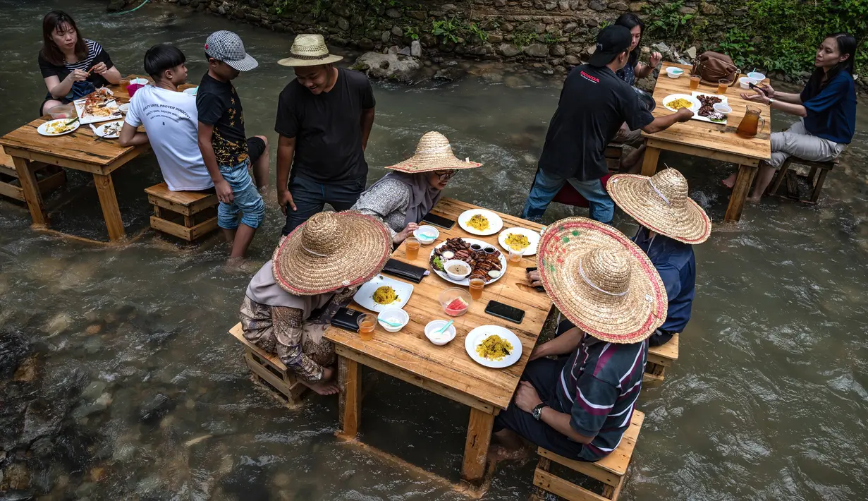 FOTO: Restoran Ini Tawarkan Sensasi Makan di Tengah Aliran Sungai ...