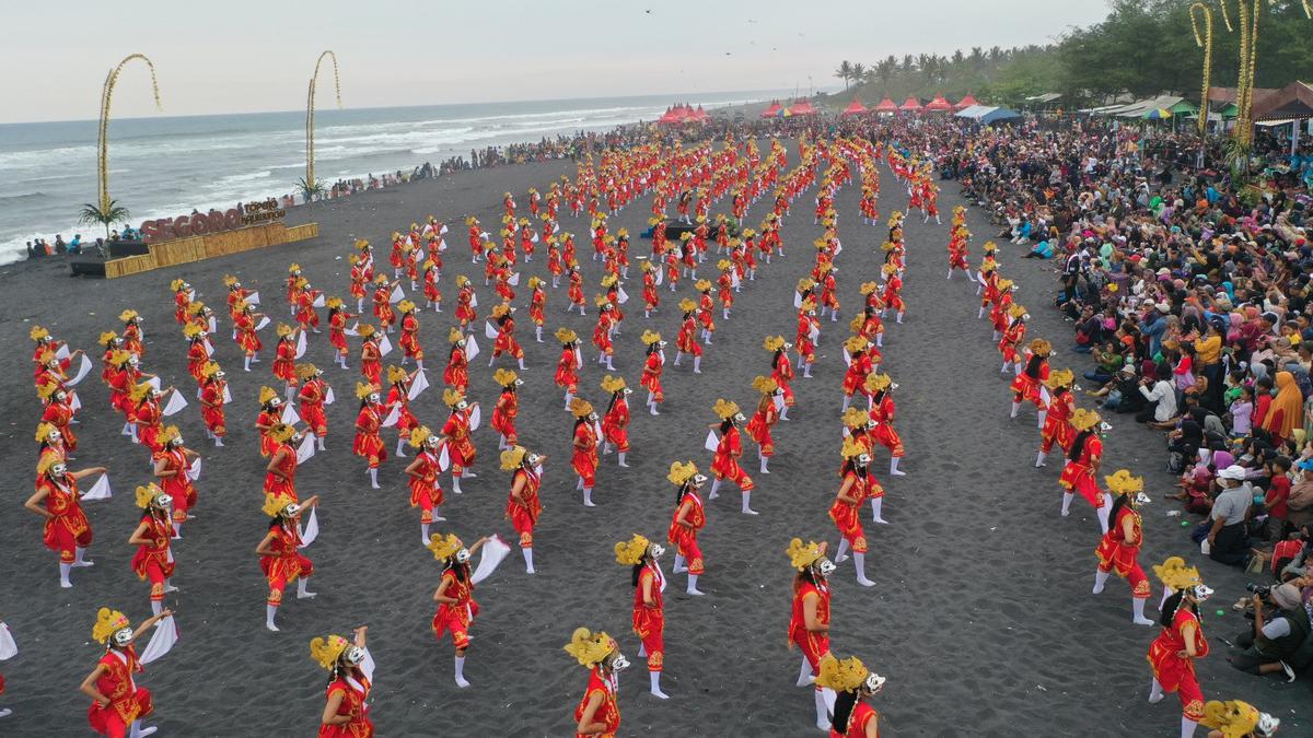 500 Penari Topeng Ramaikan Festival Segoro Topeng Kaliwungu Lumajang