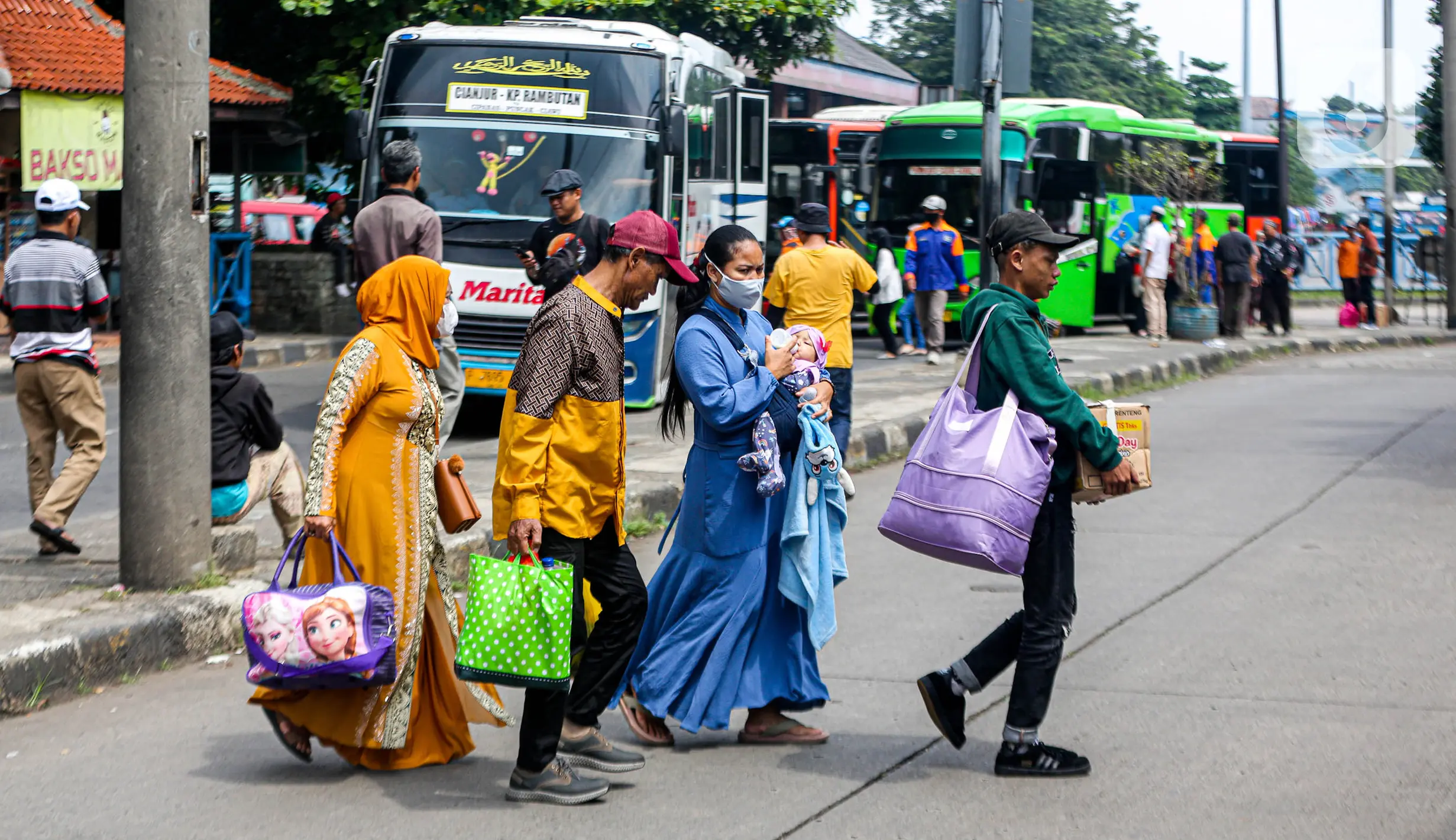 Arus Balik Lebaran Idul Fitri, Pemudik yang Tiba di Terminal Kampung Rambutan Meningkat - Foto ...