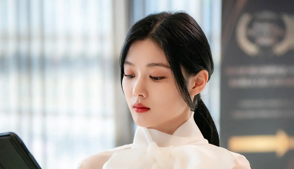 Perkenalkan Kim Yoo Jung, CEO Tajir yang Jatuh Cinta pada Iblis Ganteng ...