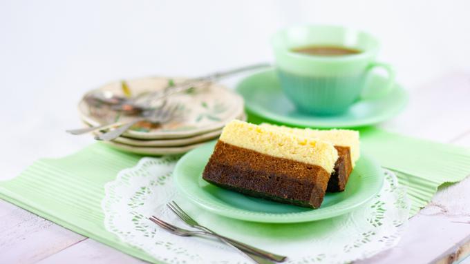 5 Resep Cara Membuat Bolu Kukus Lapis Cokelat yang Lembut - Food Fimela.com
