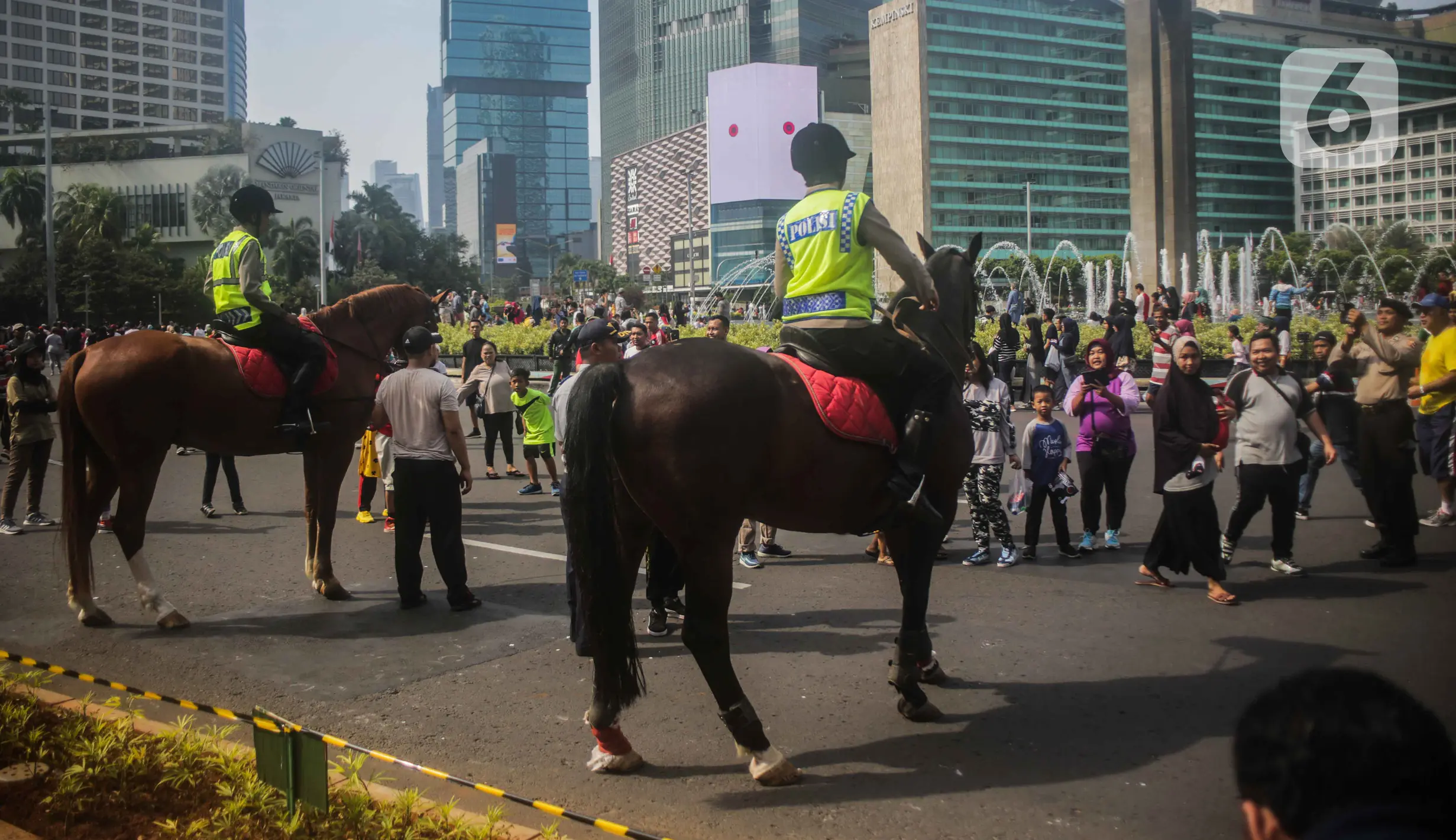 FOTO: Polisi Berkuda Sedot Perhatian Pengunjung CFD - Foto Liputan6.com