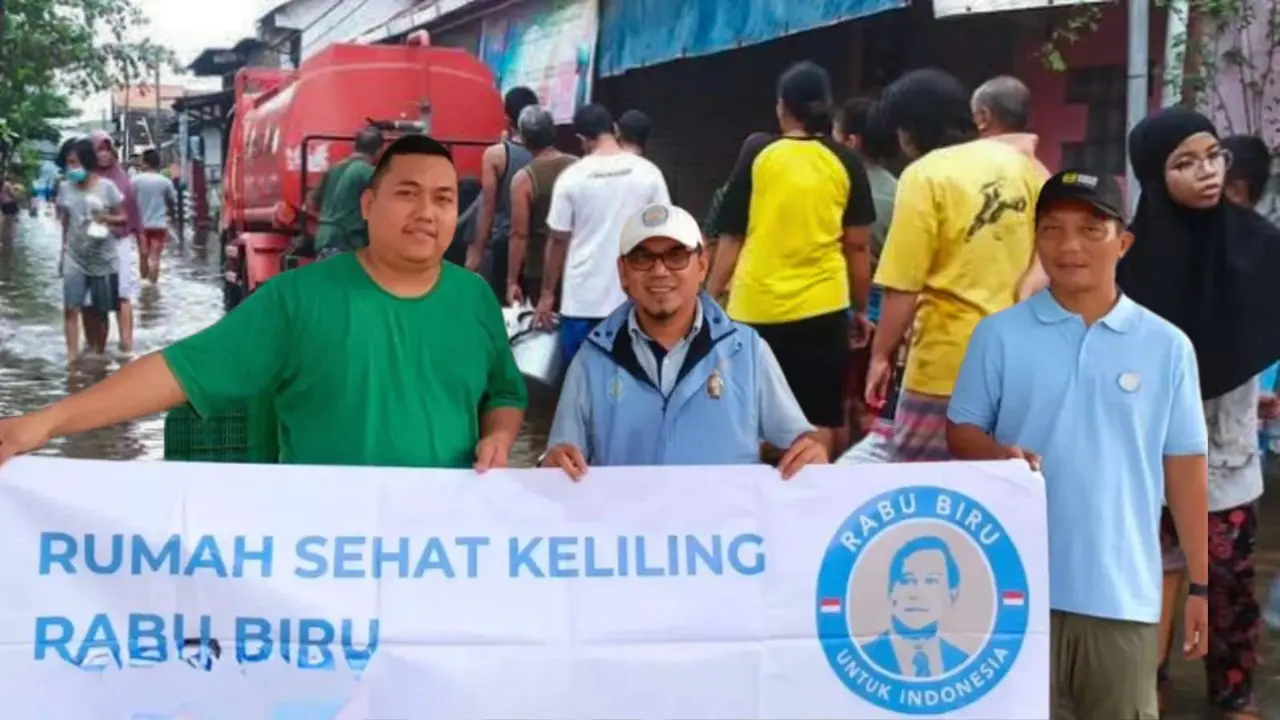 Relawan Rabu Biru Untuk Indonesia Salurkan Bantuan ke Korban Banjir Bandang di Demak - News ...