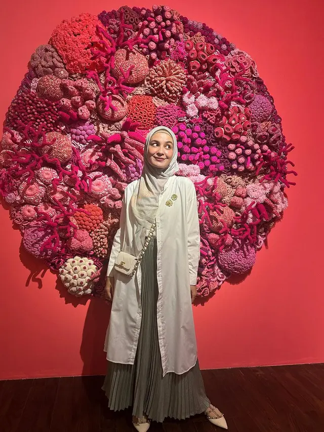 6 Inspirasi Padu Padan Rok Plisket ala Shireen Sungkar, Item Fesyen ...