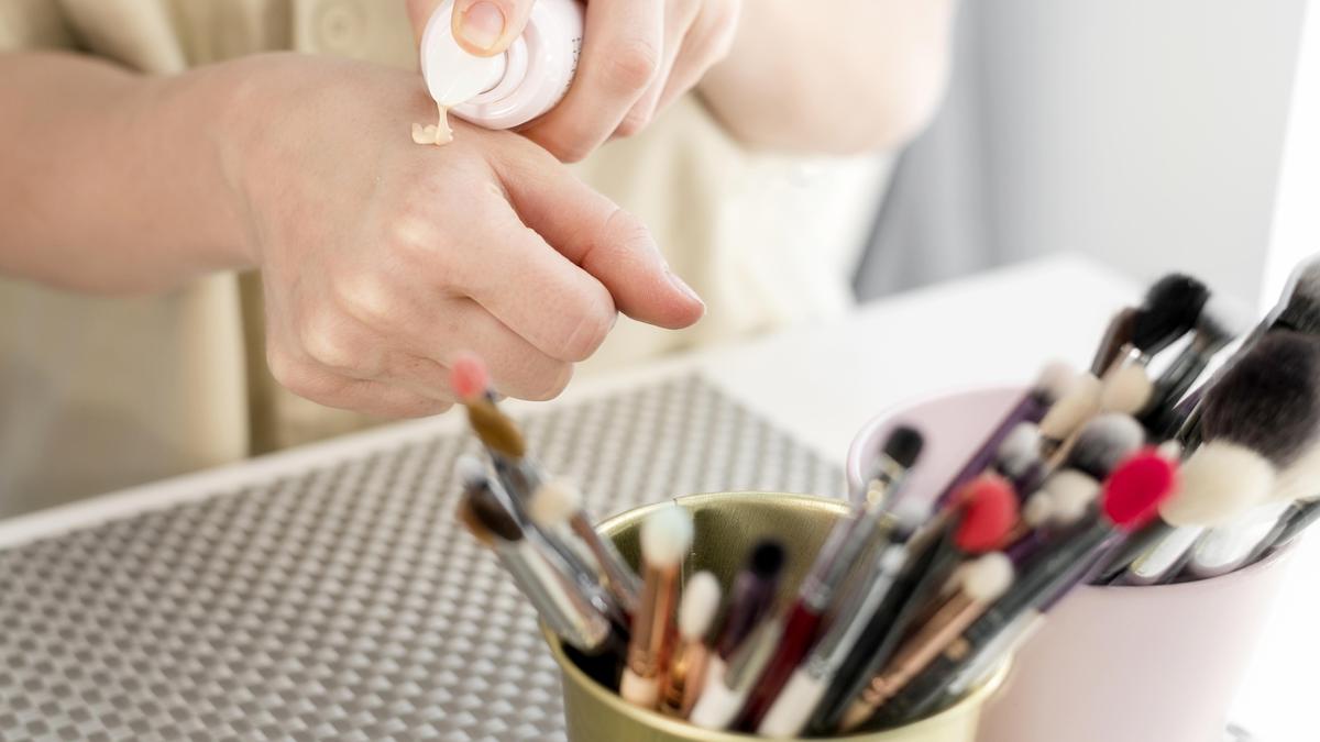 5 Mitos Seputar Foundation yang Perlu Diketahui, Cek Faktanya