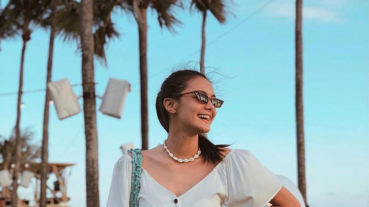 10 Ide Fashion Items untuk ke Pantai, Simpel dan Modis! - Photo Fimela.com