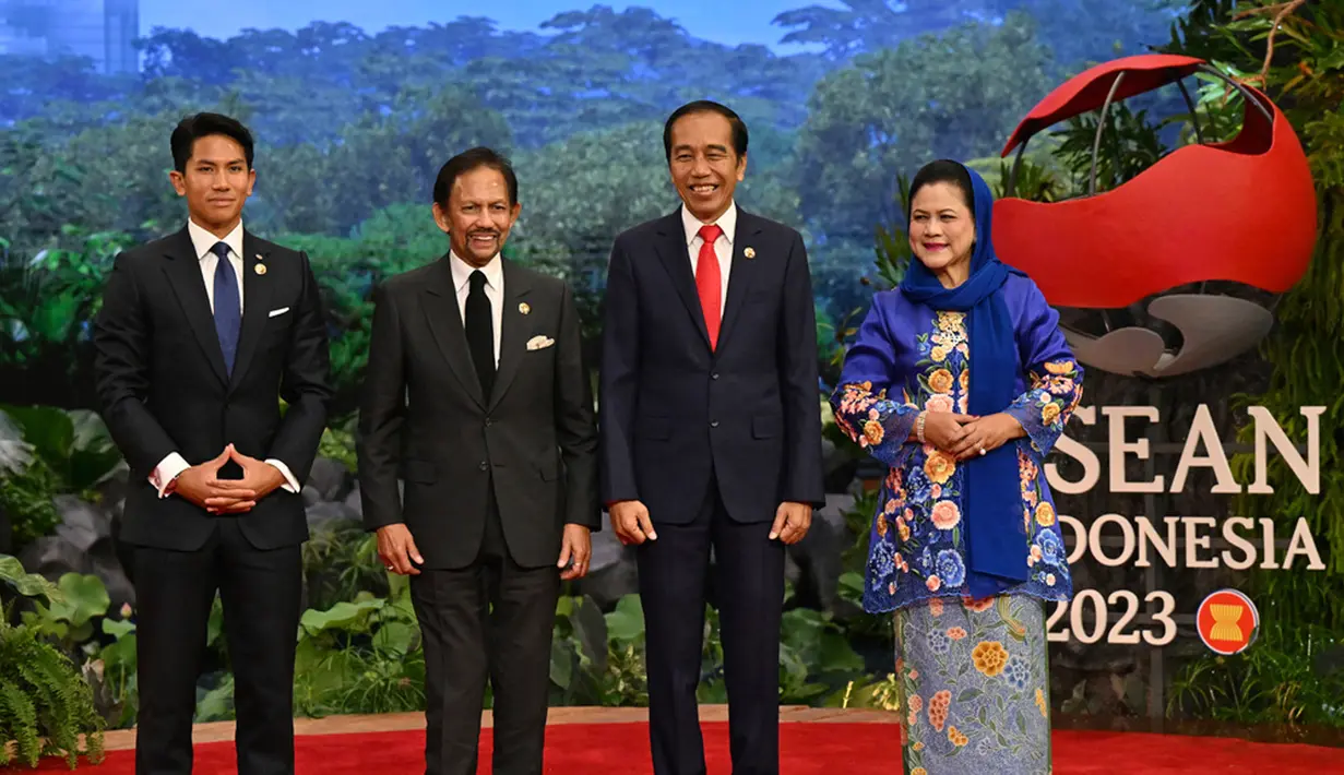 Momen Hangat Jokowi dan Iriana Sambut Para Pemimpin Negara di KTT ASEAN 2023 - Foto Liputan6.com