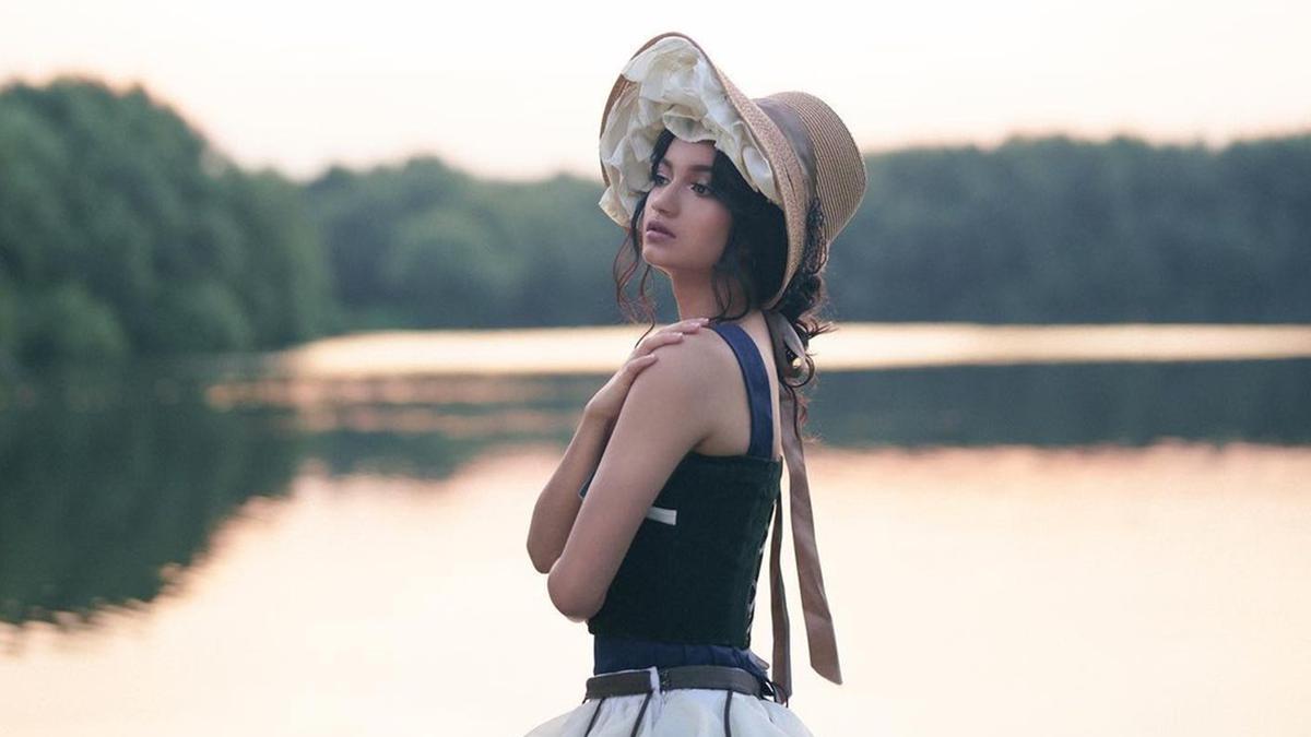 FOTO: Pemotretan Ratu Sofya dengan Busana Vintage, Curi Perhatian